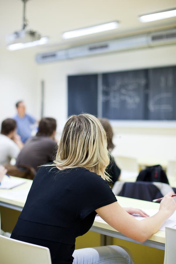 Weiblicher Student, Der In Einem Klassenzimmer Sitzt Stockfoto - Bild ...