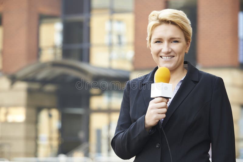 Weibliches Journalist-Broadcasting Outside Office-Gebäude Stockbild ...