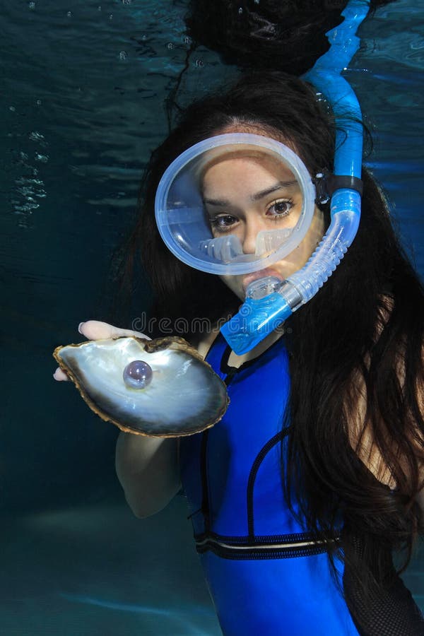 Weibliches Snorkeler Und Oberteil Stockfoto Bild Von Schwimmbad Frau