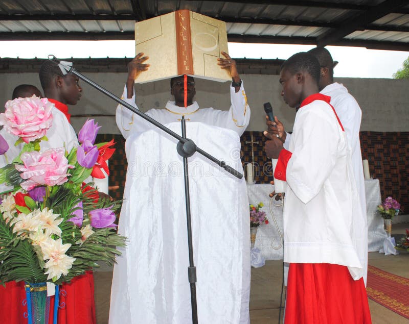 WEIHE EINES PRIESTERS redaktionelles bild. Bild von priesterschaft ...