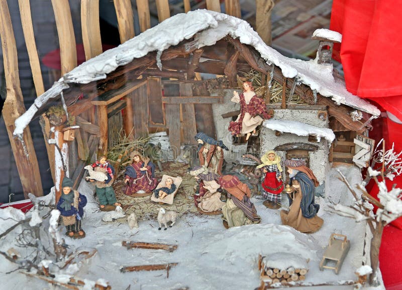 Weihnachtskrippe Mit Christkind Und Biblischen Figuren Stockbild - Bild ...