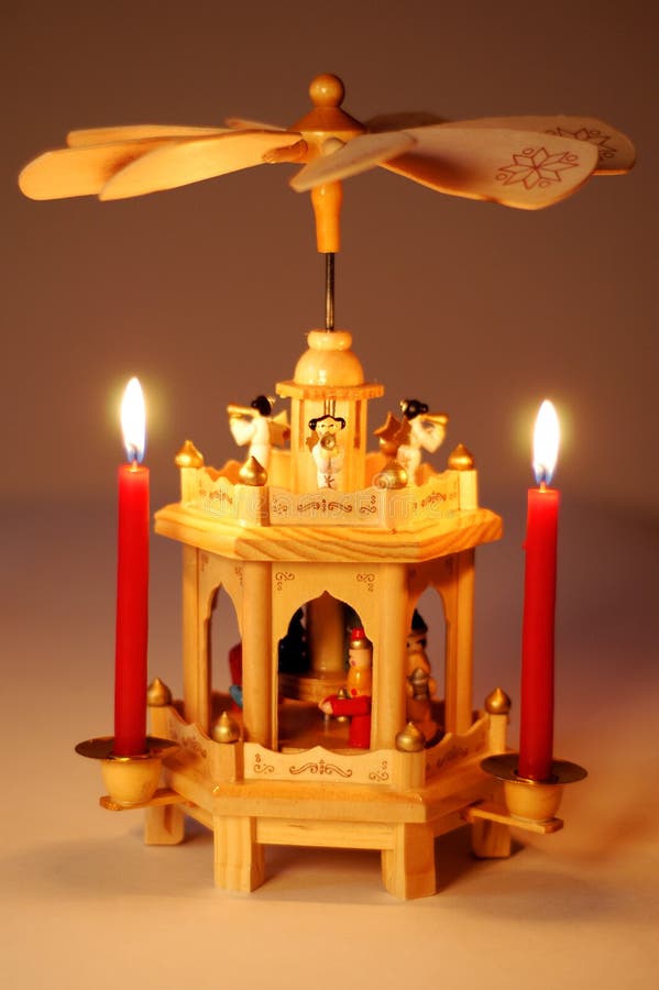 Weihnachtspyramide Und -baum Im Marktplatzniedrigwinkel Stockbild ...