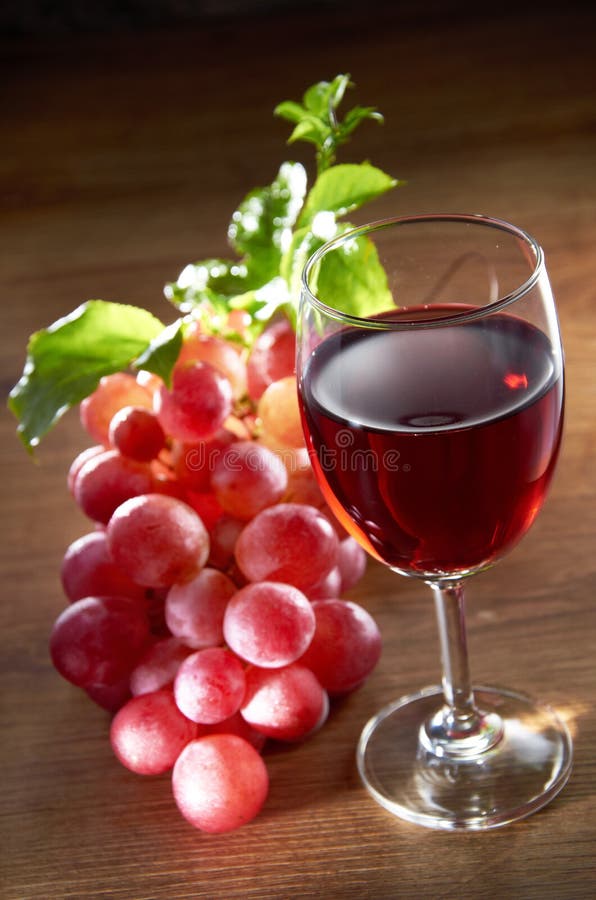 Wein und Traube stockfoto. Bild von elegant, hintergrund - 22519698
