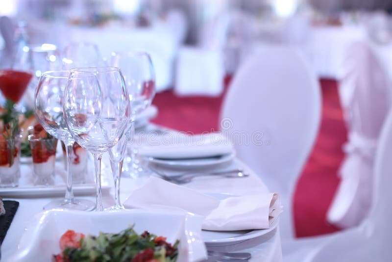 Weinglas Auf Einer Tabelle in Einem Restaurant Stockbild - Bild von ...