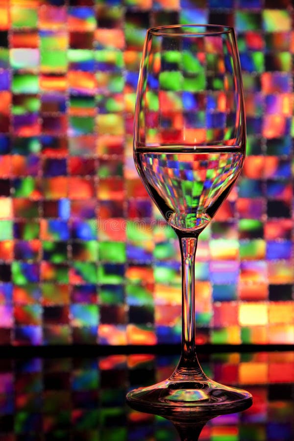 Weinglas Mit Buntem Hintergrund Stockbild - Bild von cocktails, blau ...