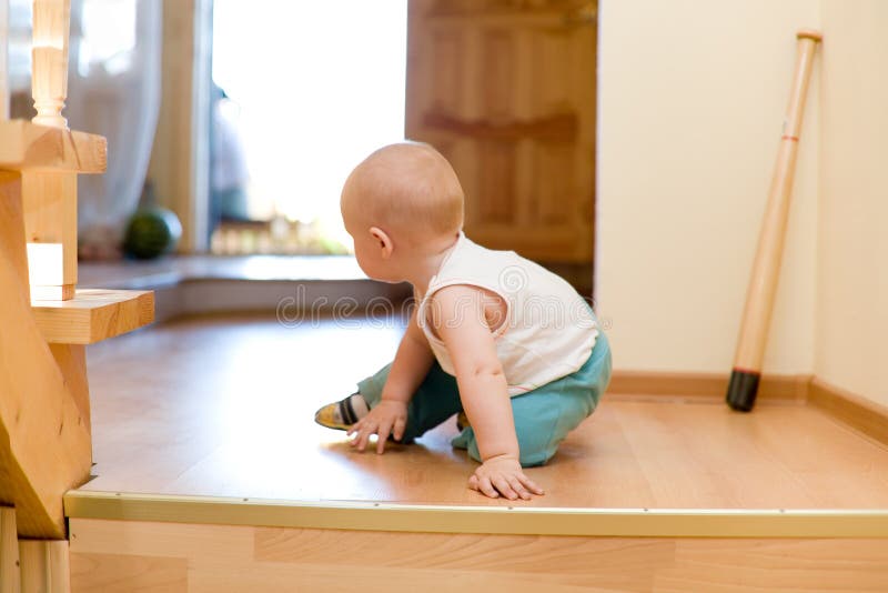 Weinig Baby Die Van Onbeleefd Huis Ontsnapt Stock Afbeelding - Image of ...