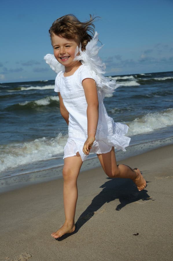 Weinig engel op het strand stock foto. Image of openlucht - 6257764