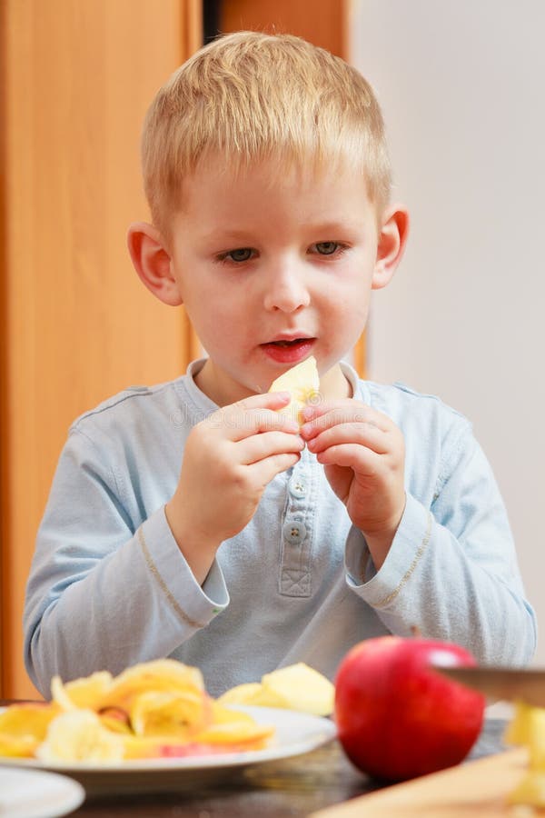 Weinig Jongen Die Appel Voor Snack Eten Stock Foto - Image of organisch ...