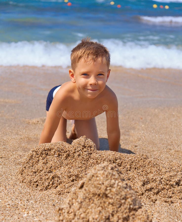 Weinig Jongen Op Het Strand Stock Afbeelding - Image of openlucht, vakantie: 25397527