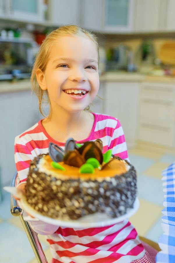 Weinig Mooi Glimlachend Meisje Met Grote Cake Stock Foto - Image of ... Weinig Mooi Glimlachend Meisje Met Grote Cake Stock Foto - Image of ...