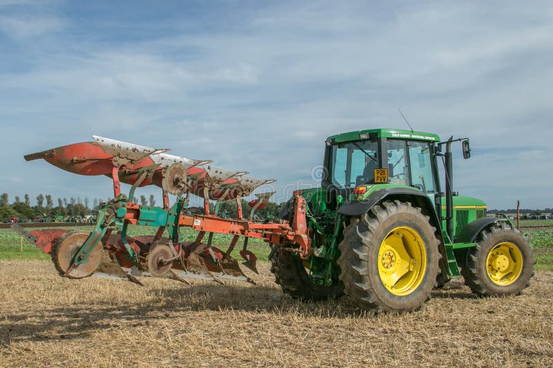 Weinlese-John Deere-Traktor, Der Einen Pflug Zieht Redaktionelles ...