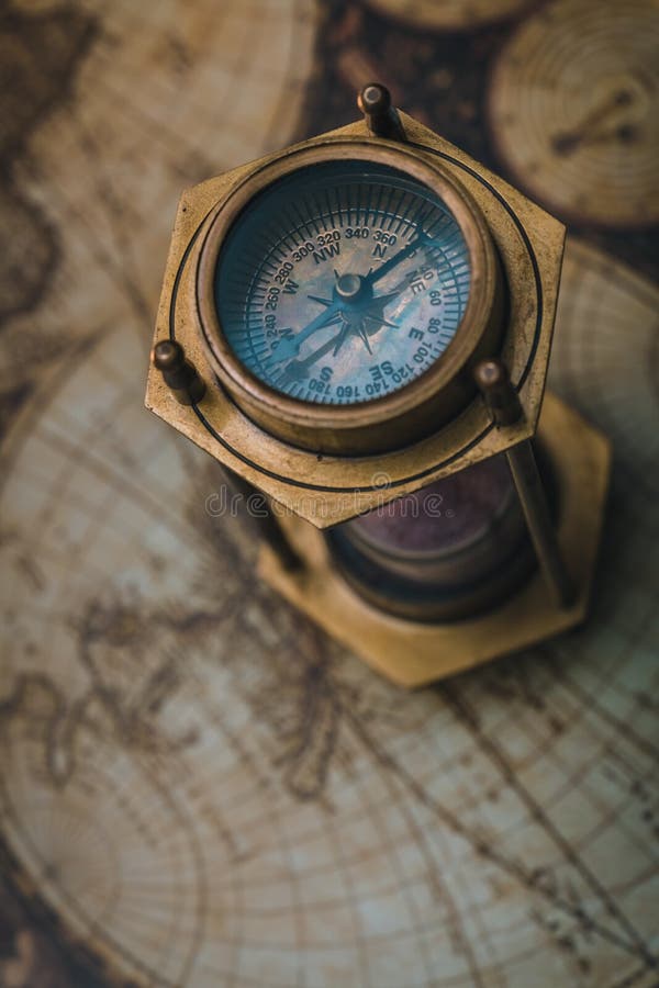 Hourglass Und Kompass Mit Sonnenaufgang am Morgen Auf Dem Berg ...