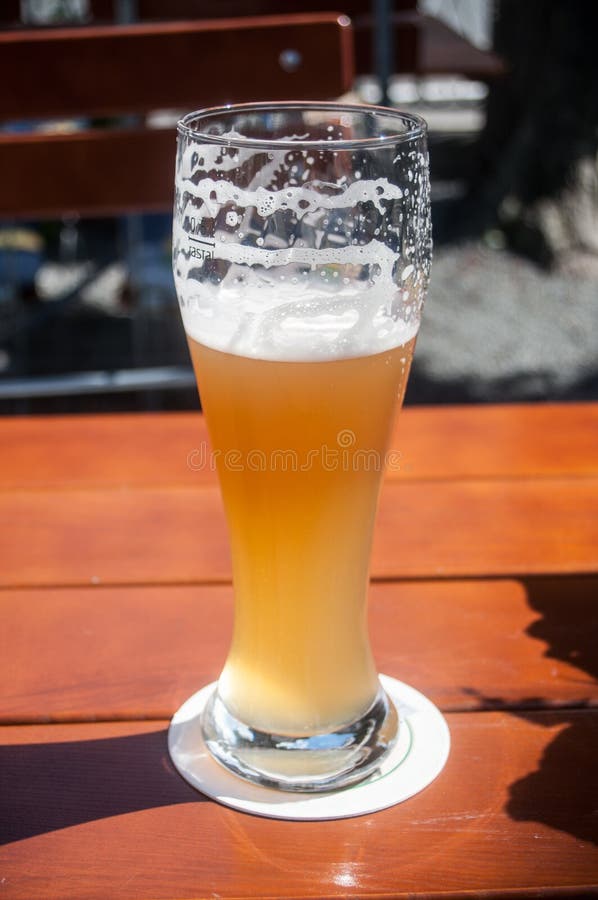 Weissbier foto de archivo. Imagen de fresco, cerveza - 44294756