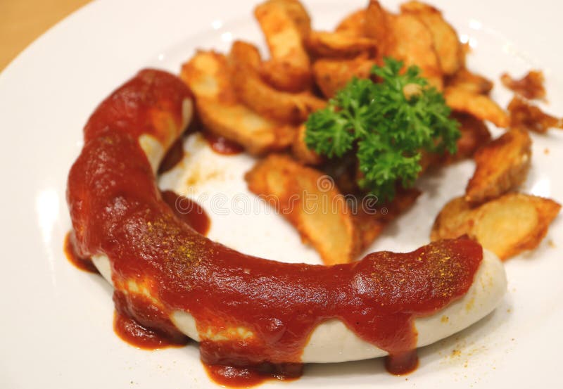Weisswurst Oder Deutsche Weiße Wurst Mit Curry-Ketschup Und Fried ...