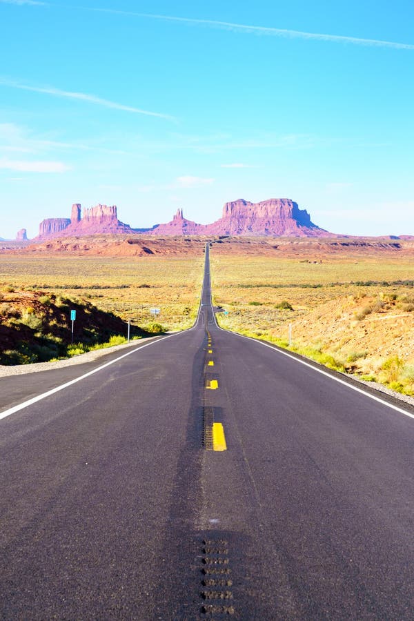Weiter Weg stockfoto. Bild von zukunft, berg, endlos - 103540674