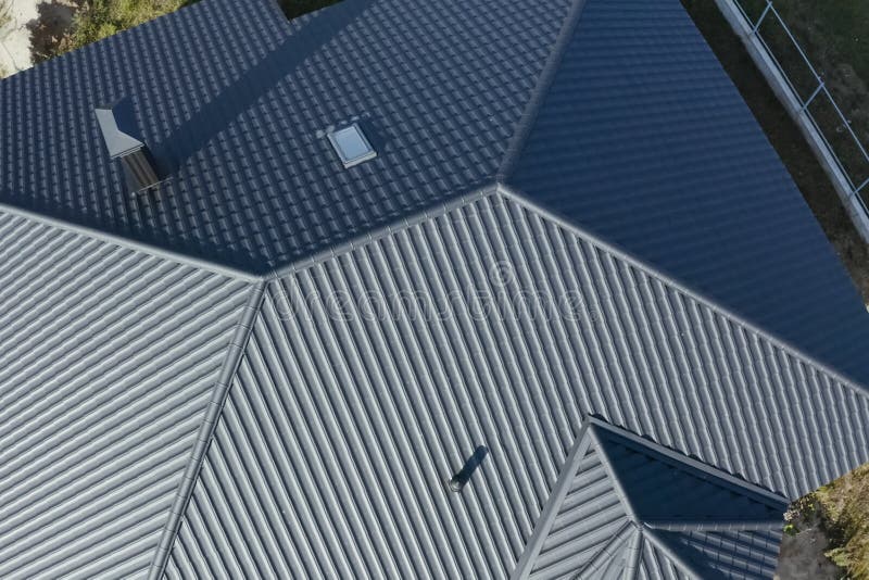 Wellblechdach Und Metalldach Modernes Dach Aus Metall Stockbild - Bild ...