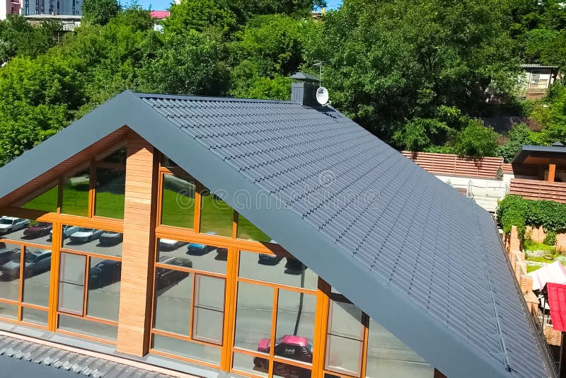 Wellblechdach Und Metalldach Modernes Dach Aus Metall Stockbild - Bild ...