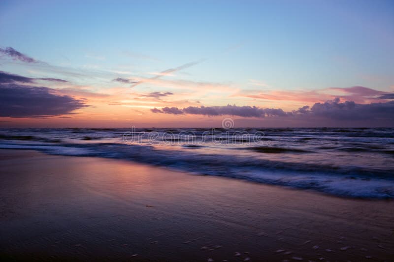 Wellen auf dem Strand stockfoto. Bild von strand, wellen - 3007936