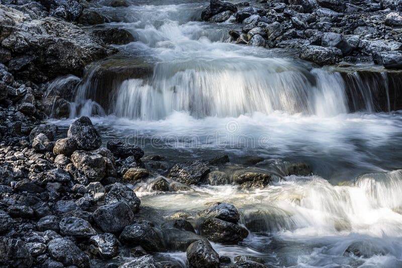 Wasserstrom Mit Den Bergen Umfasst Im Schnee in Spiti Tal Stockfoto ...