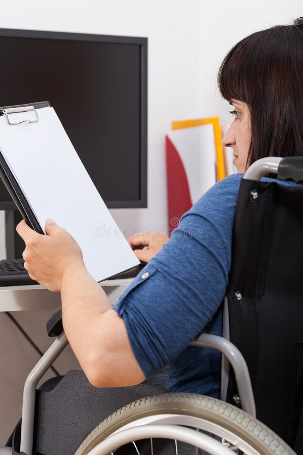 Gehandicapt Meisje Die Op Een Tram Wachten Stock Foto - Image of ...