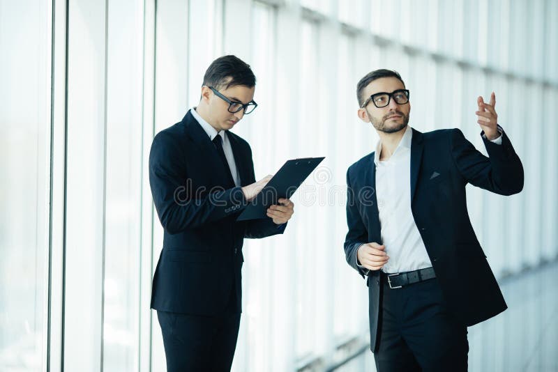 De Werkgever En De Manager Keuren Handdruk Goed Stock Afbeelding ...