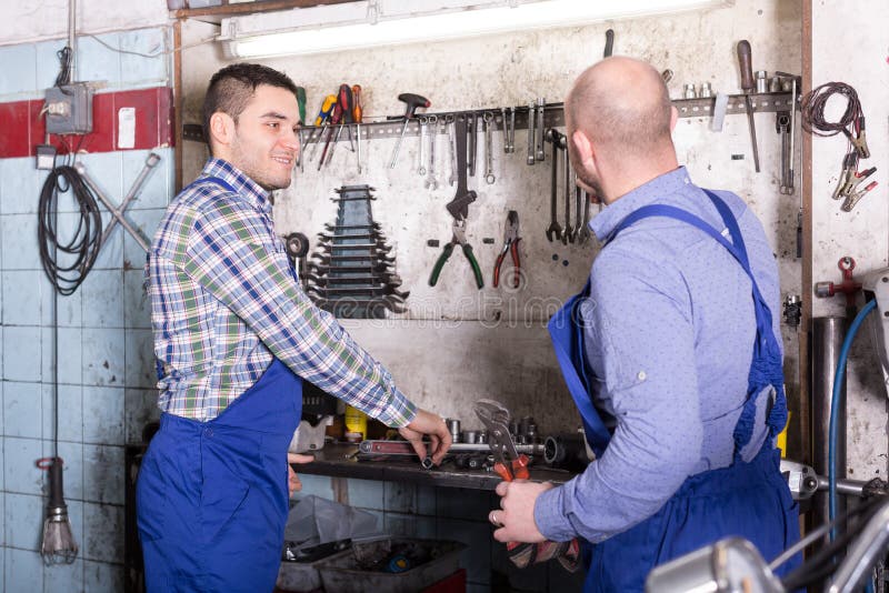 Werktuigkundigen Die Op Workshop Werken Stock Foto - Image of ...