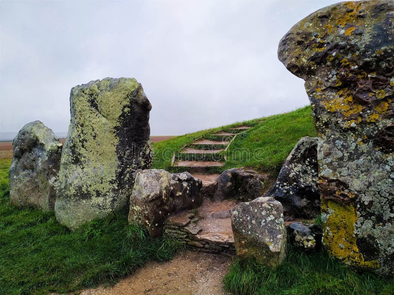 West Kennet Long Barrow Wiltshire England Stock Image - Image of ...