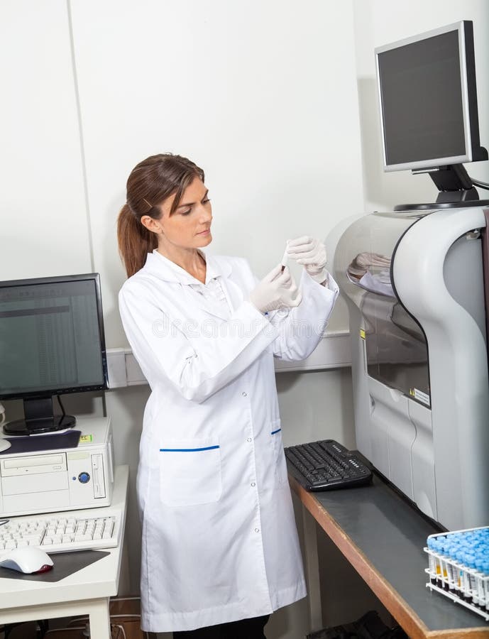 Wetenschapper Analyzing Blood Sample Voor Coagulatie Stock Foto - Image ...