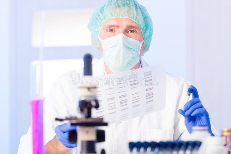 Wetenschapper Die DNA-opeenvolging in Het Laboratorium Analyseren Stock ...