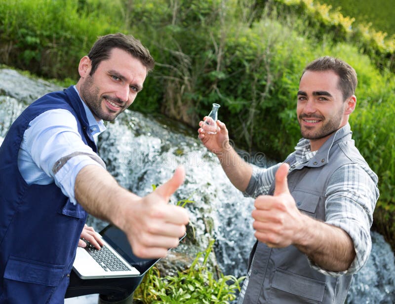 Wetenschapper En Bioloog Die Bij De Wateranalyse Samenwerken Stock Foto ...