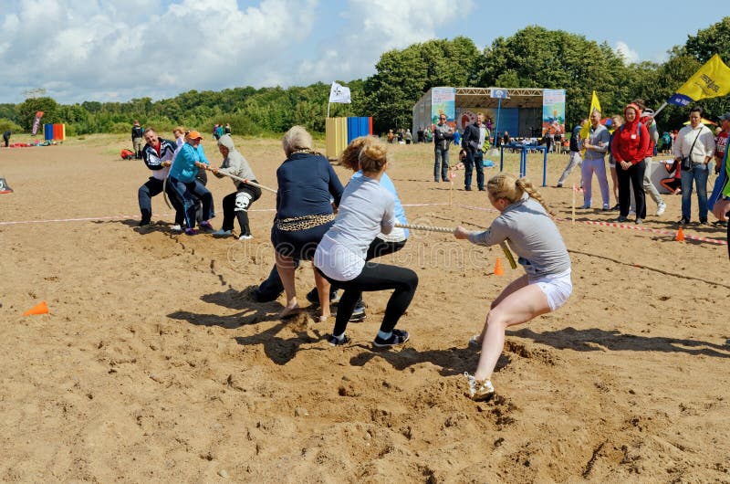 Wettbewerbe im Tauziehen redaktionelles stockbild. Bild von stärke ...