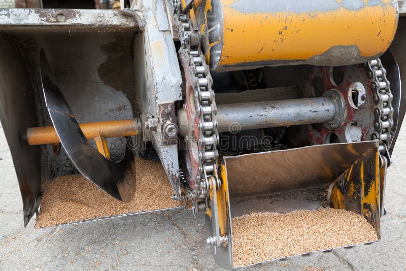Wheat harvesting machine stock image. Image of gear, wheat - 36411501