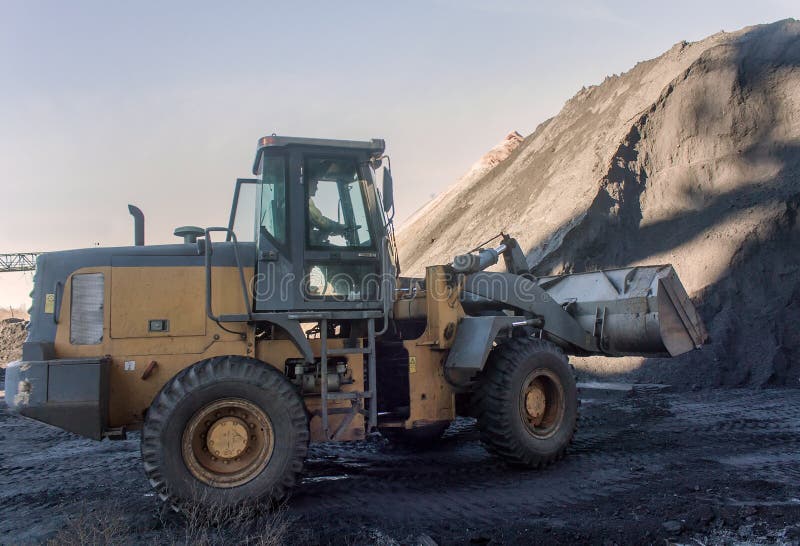 Wheel Loader Machine Loading Coal Stock Photo - Image of dust, donbass ...