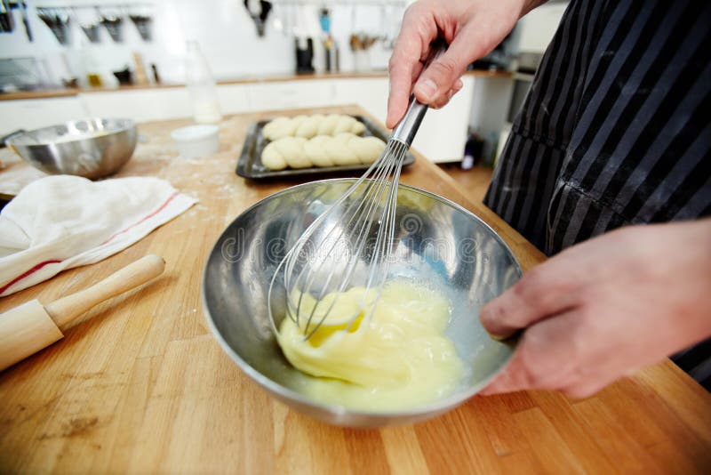 Whisking stock foto. Image of bakker, keuken, deeg, klein - 93684452