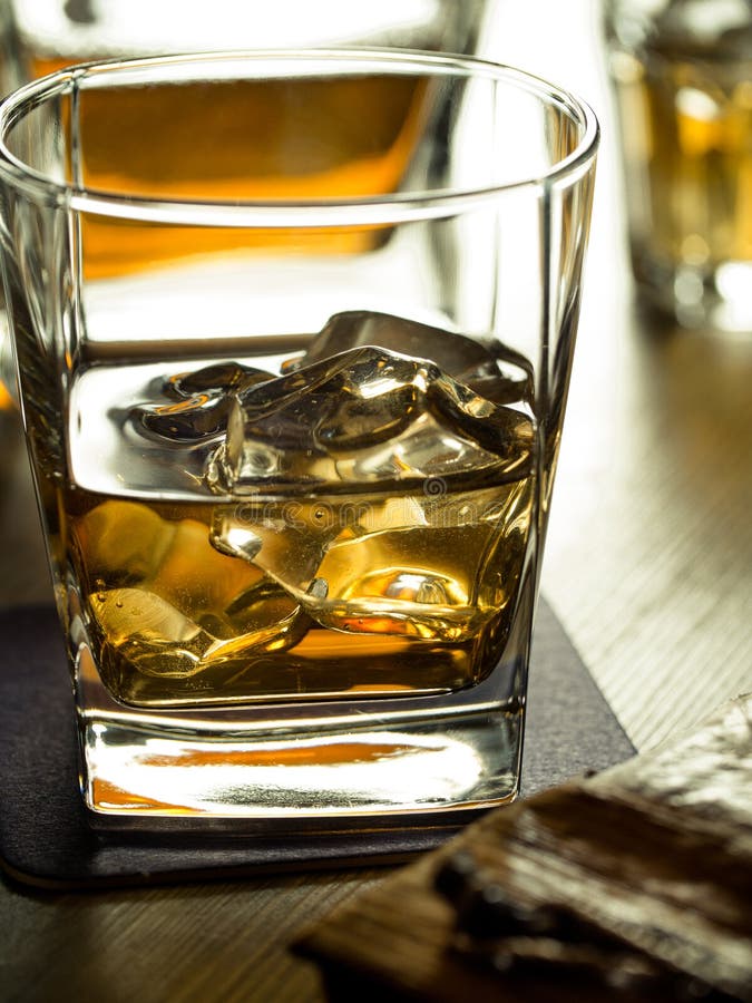 imágenes comunes del Whisky En Las Rocas En Un Vaso De Cristal - los ...