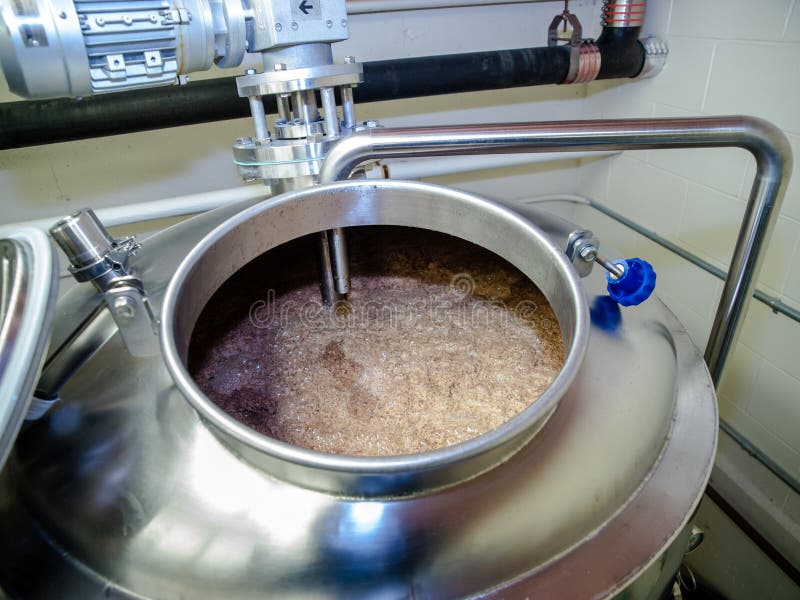 Whiskygärungsbottich Mit Brei Stockfoto - Bild von gärung, alkohol ...