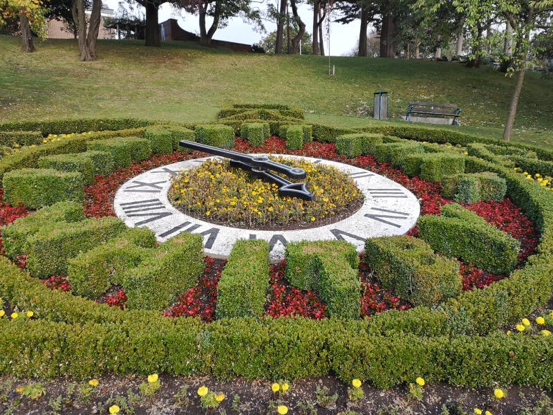 Whitby flower clock stock photo. Image of lawn, flowers - 232260600