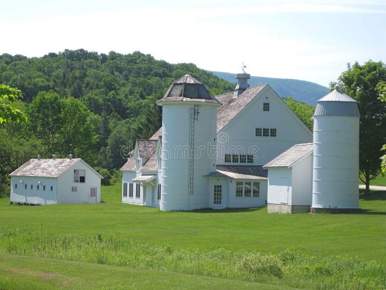 A white barn in Vermont stock image. Image of barn, landscape - 23377473
