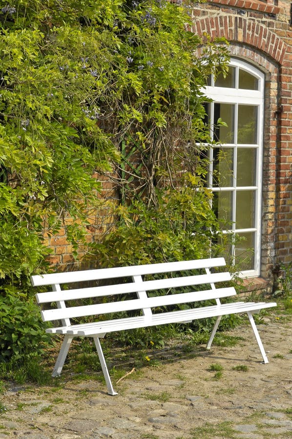 White Bench in Front of Wall Stock Image - Image of green, seat: 13901139