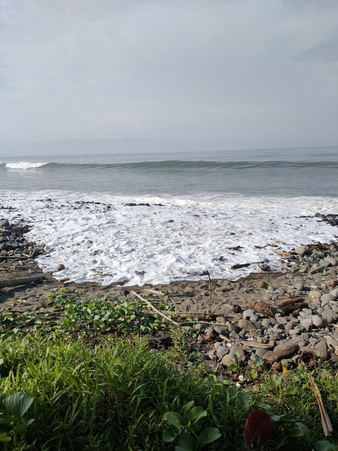 White Bubble Waves through the Beach Stock Image - Image of horizon ...