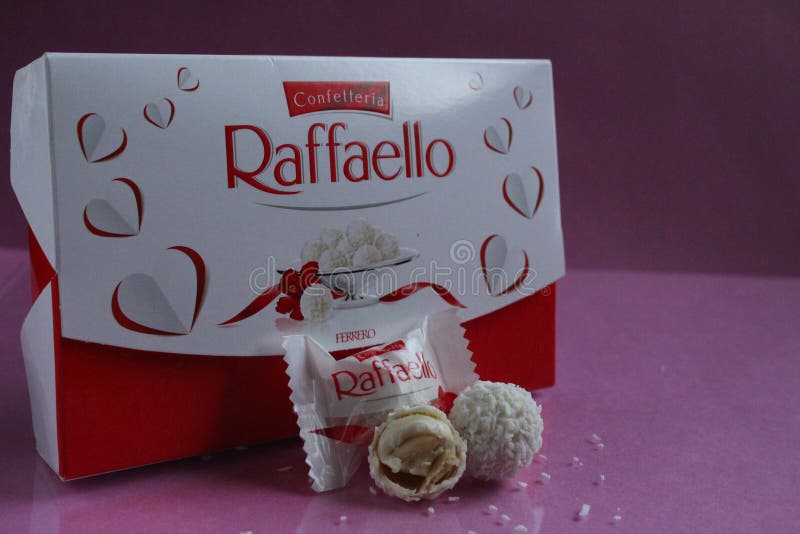 945 Pink Round Gift Box Isolated White Background Stock Photos - Free ...