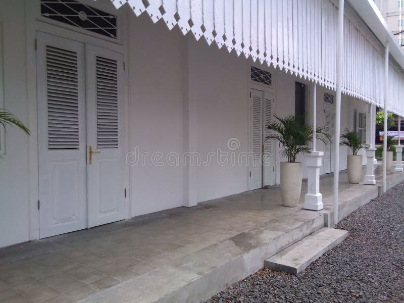 A white colonial building stock image. Image of coral - 200956203