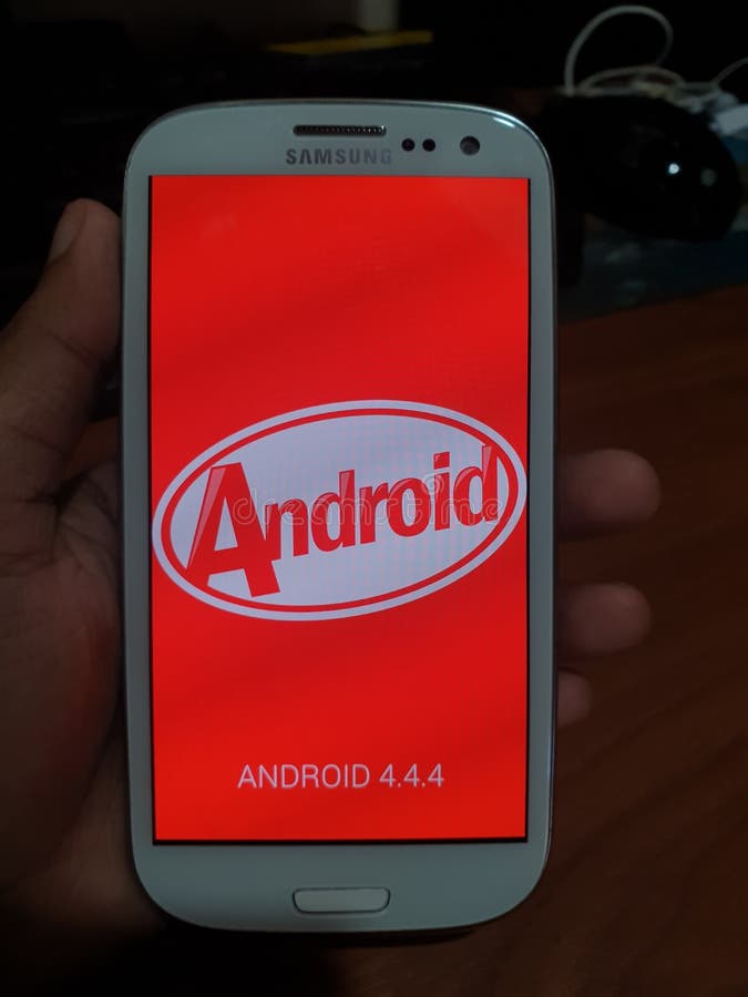 White Samsung Galaxy S3 on Hand Editorial Stock Image - Image of hands ...