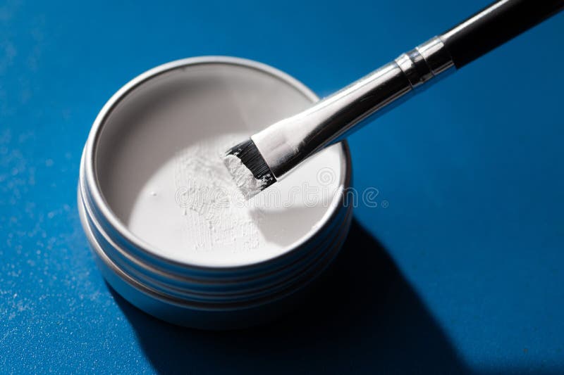 White Contouring Paste Provides Precise Outline for Eyebrow Shaping and ...