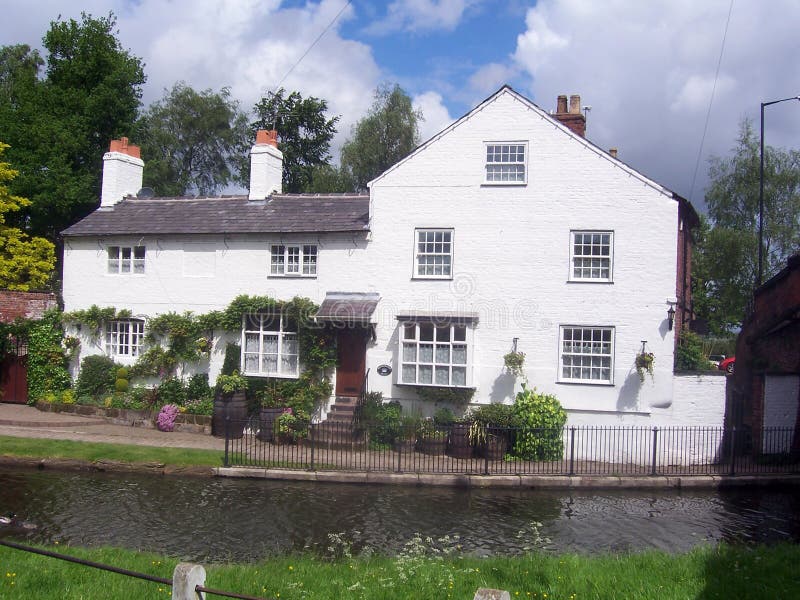 Tudor Courtyard 2 stock image. Image of quaint, flowers - 1496071