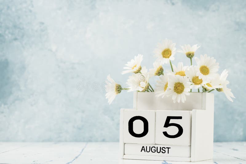 White Cube Calendar for August Decorated with Daisy Flowers Stock Image ...