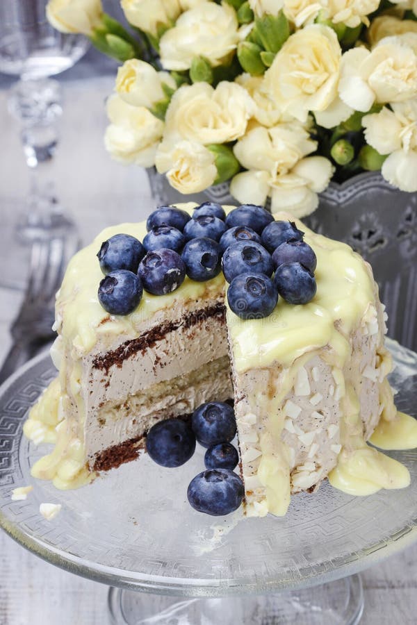 7,044 Wedding Cake Chocolate White Frosting Stock Photos - Free ...