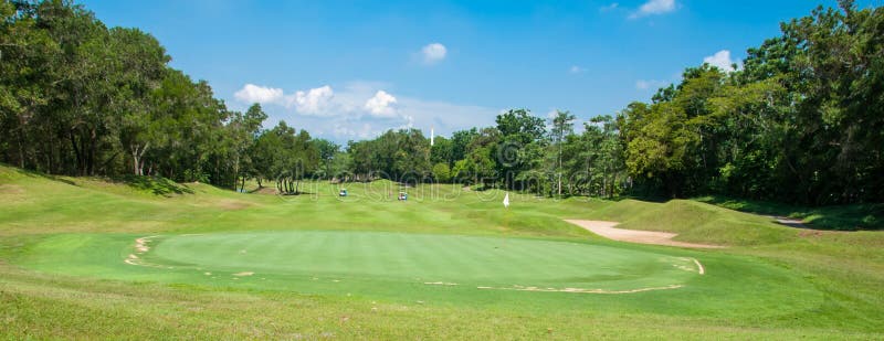 White Flag with Blue Sky in Golf Course Green Grass Stock Image - Image ...
