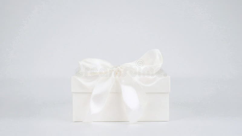 White Gift Box with Bow, Studio Shot, Blank Background, Packaging Stock ...
