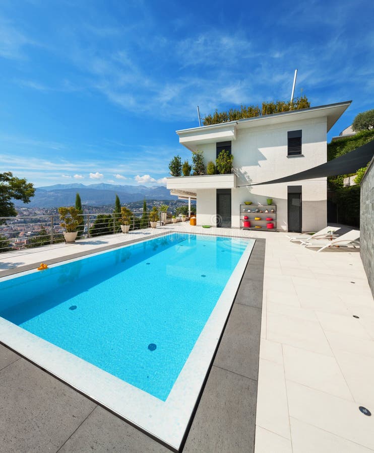 White House with Swimming Pool Stock Image - Image of landscape, real ...